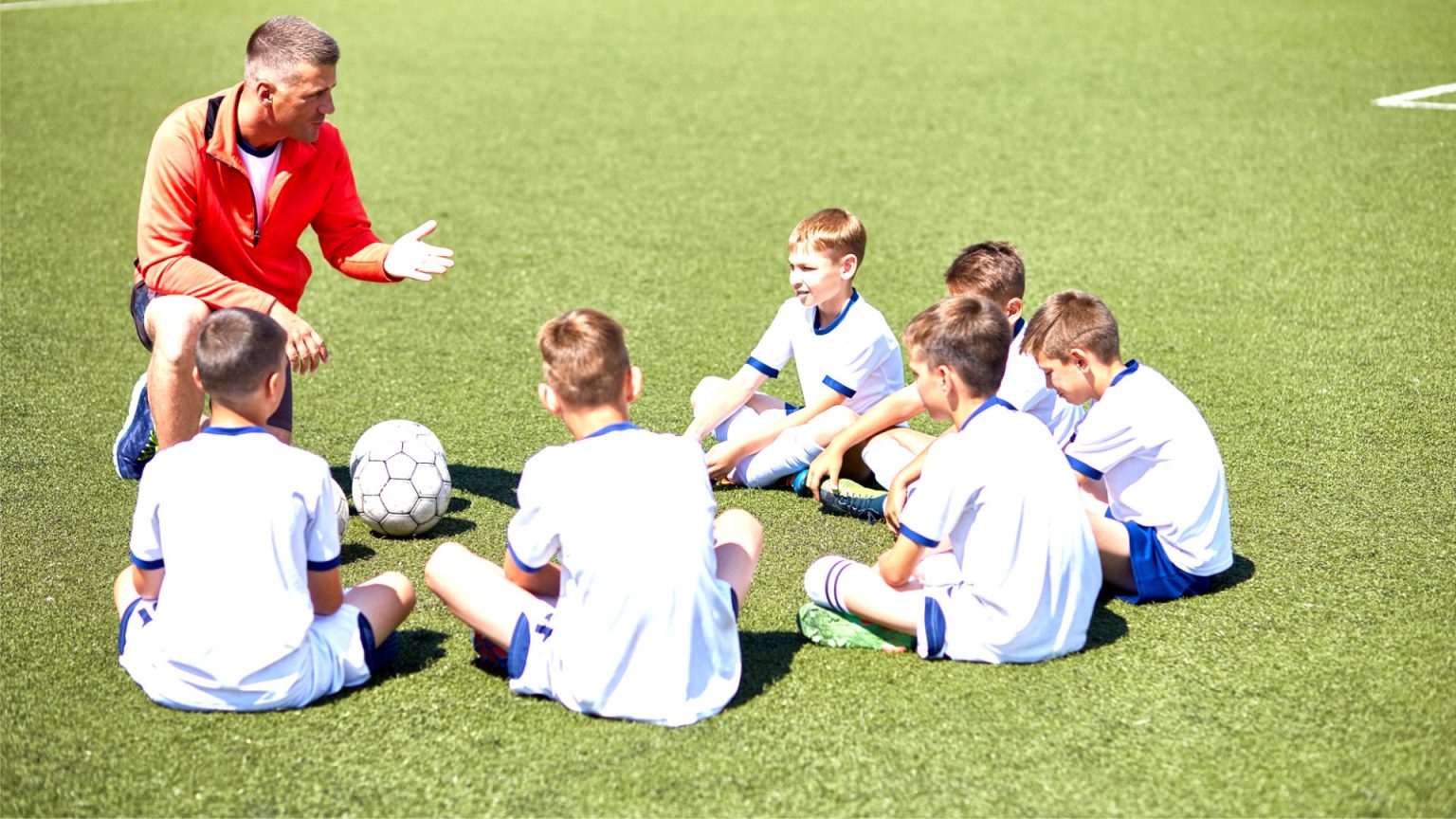 Praticar esportes motiva reflexos e o trabalho em equipe